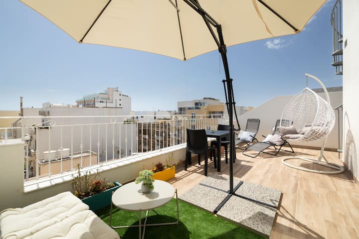 Sunlit Stylish Penthouse With 2 Terraces & Hot Tub - Malta