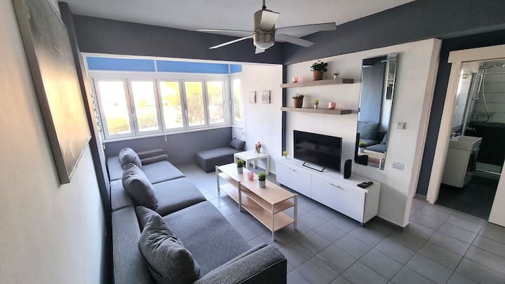 Beachside Comfort: 2br Apt - 5 Min To The Beach - Larnaca