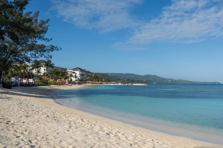 Condo With King Bed, Ac, Beach, Pool, 24h Security - 몬테고베이