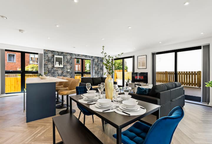 Stylish Large Leeds Apartment - Parking - Leeds
