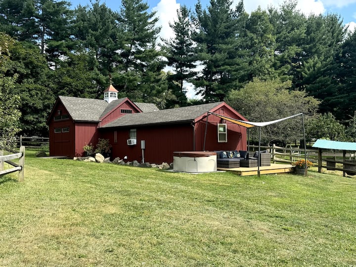 Charming 2-bedroom Barn-cabin - Bedford, NY