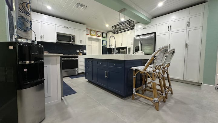 Island Chic Vacation Manor - The Bahamas