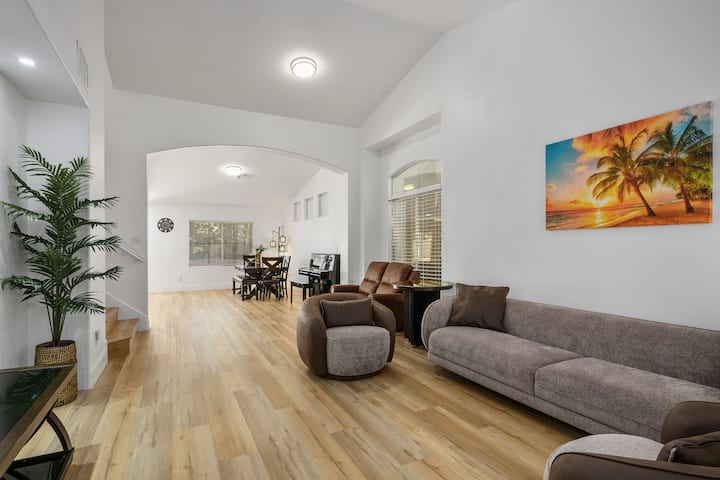 Spacious 4br Vegas Home With Piano & Pool Table - Las Vegas