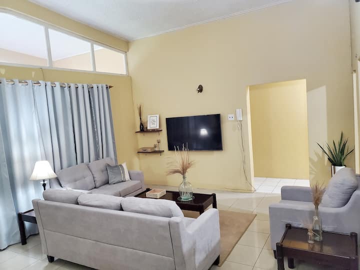 5br/3bth House Near Food +Supermarkets - Kingston