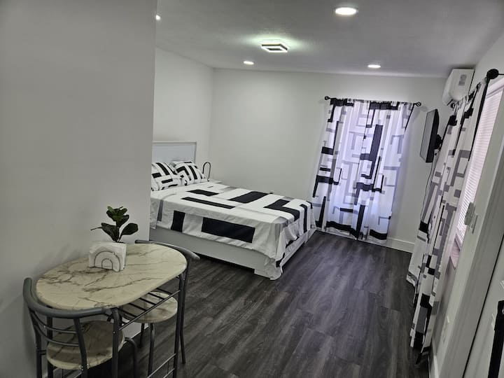 Guest House In The Miami Airport- Airbnb # 1 - Westchester, FL