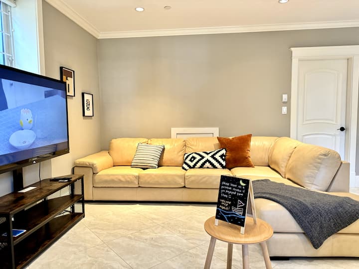 Bright And Stylish Scandinavian 2-bed At Skytrain - Vancouver