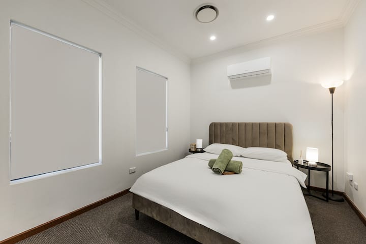 Self Check In | Near Perth Airport | Queen Bed - Victoria Park