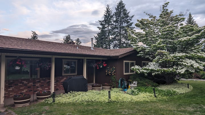 Cozy Home Away From Home - Kelowna