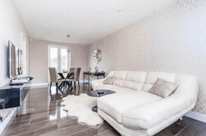 Modern 4 Bed Home In Berkshire With Free Parking - Beaconsfield, UK
