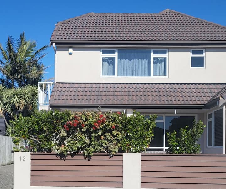 Spacious Seaside Sanctuary - Papamoa