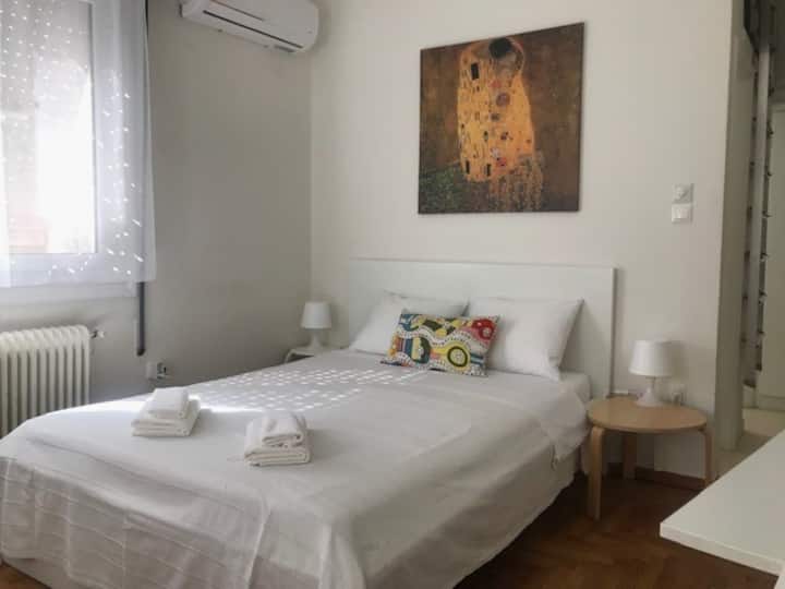 Near Acropolis Sunny Apartment! - Atene