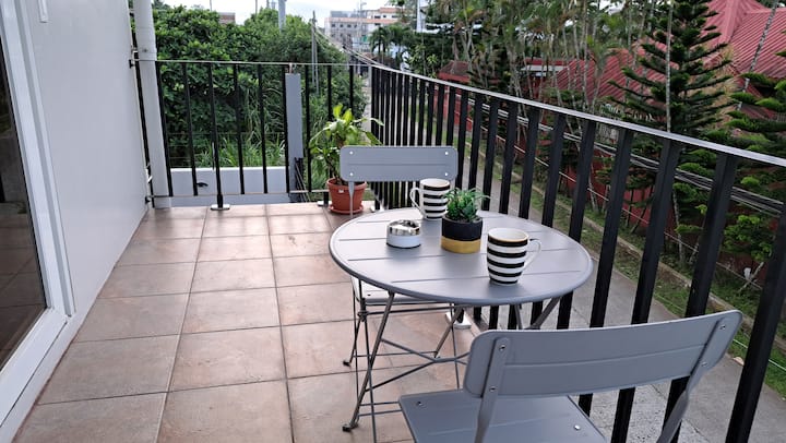 Deluxe 1br Suite|balcony, Kitchen & Pool Access - Amadeo