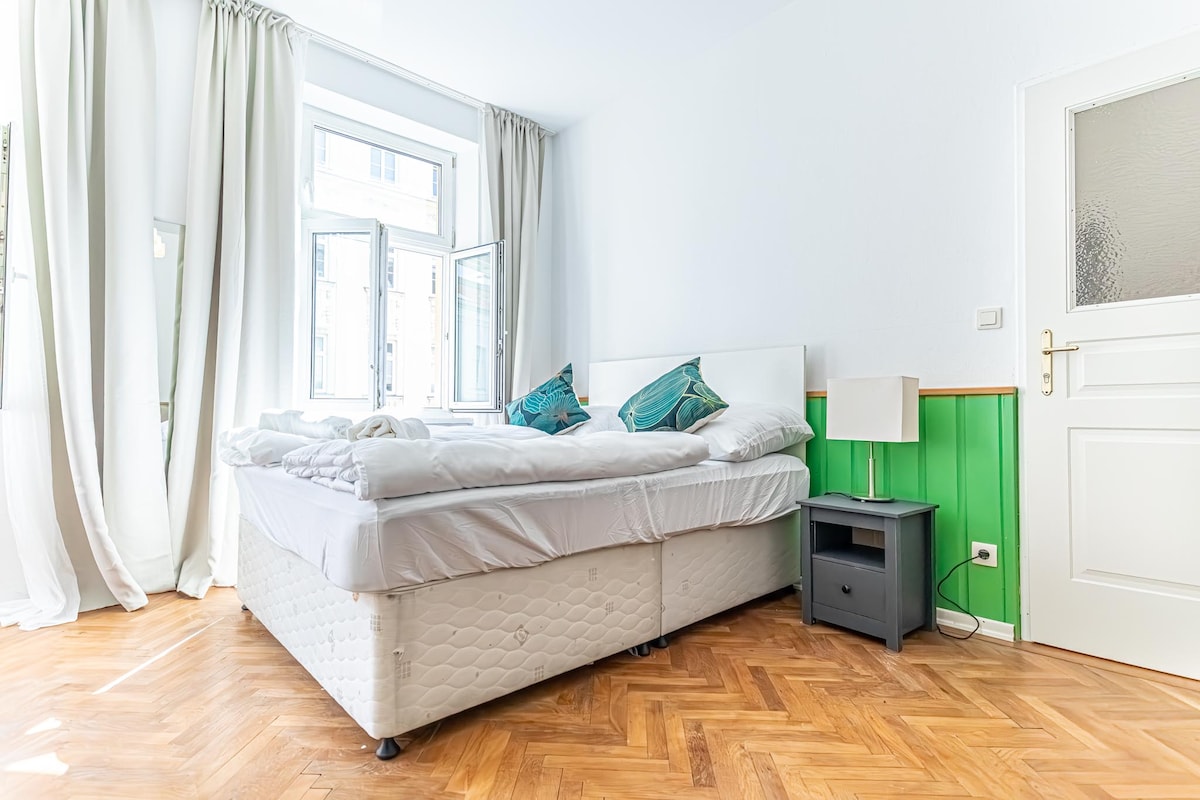 Elegant Room, 15 Min to Landstraße - Apartments for Rent in Vienna ...