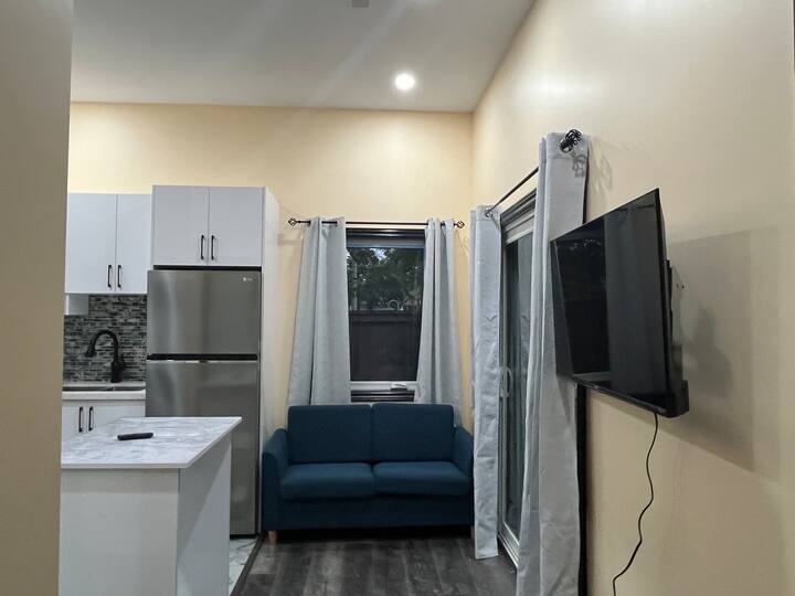 The Grassy Oasis | King Bed | Self-contained - Brampton