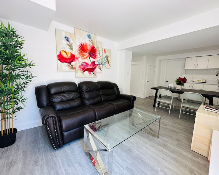 Spacious Bedroom, Private Bathroom [Niagara] - Mississauga