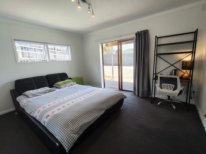 Prviate, Family Friendly Space - Auckland