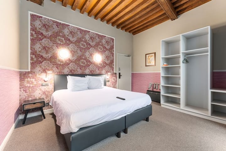 Stylish Room In Old Century Hotel - Bruges