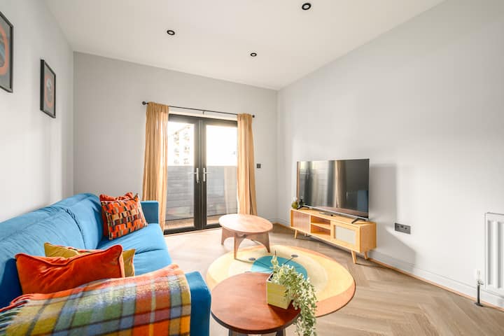Flat 2 Trinity - By The House Of Danu - Leith