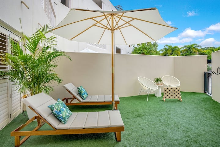 Serenity At The Edge—a Private Poolside Apartment - Cairns
