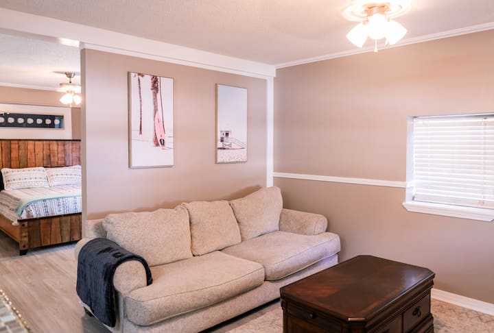 1 Bedroom, Queen Bed, Full Living Space & Kitchen - Hattiesburg, MS