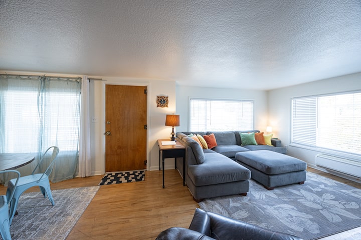 Hot Tub Haven; Modern Minimalist 3 Bed/2 Bath Home - Springfield, OR