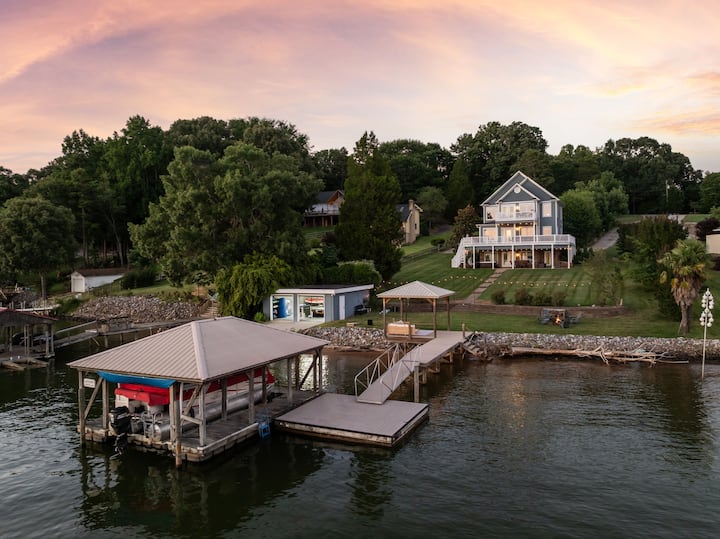 Lake Front W/ Private Dock, Hot Tub &2 Game Rooms! - North Carolina