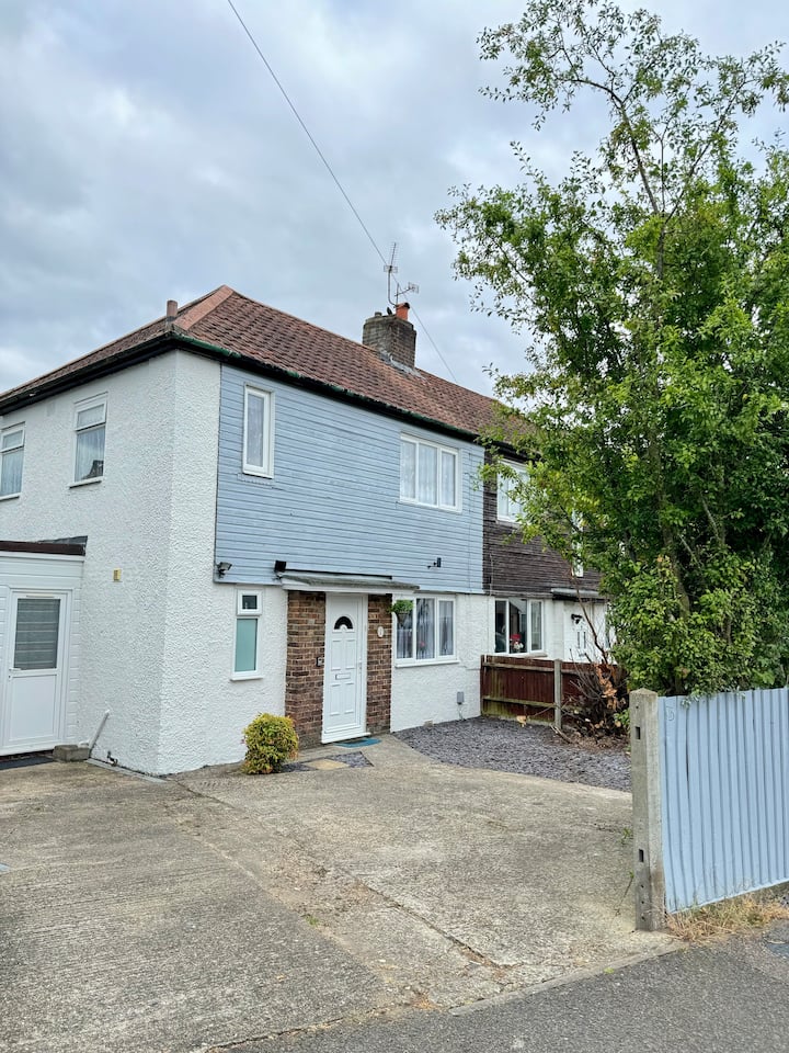 Semi Detached House In Aldershot - Farnham