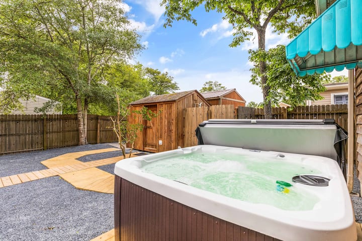 Pet Friendly Beach Bungalow - Short Walk To Beach - Oak Island, NC