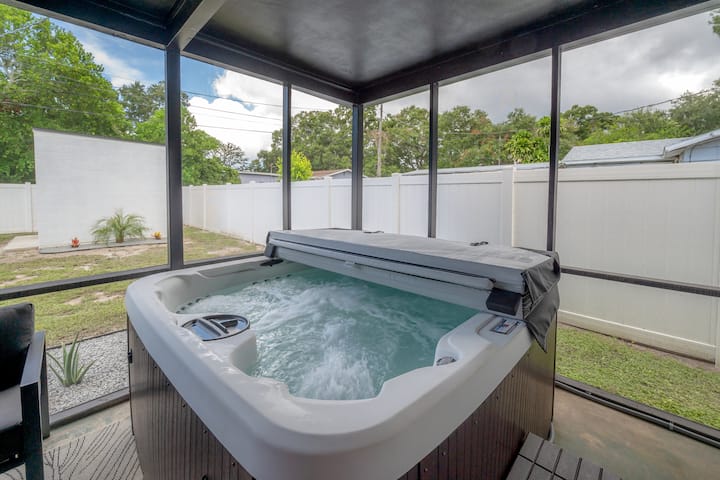 Hot Tub, 12 Minutes To Beach - St. Petersburg, FL