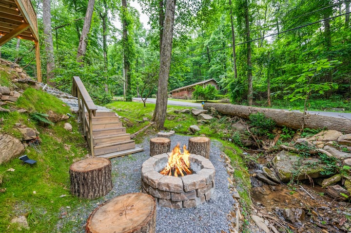 >1 Mile To Gatlinburg Strip, Hiking, Skiing & More - Gatlinburg