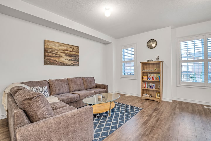 Modern Nest: 3b/2.5b + Office, Kitchen, Parking! - Bowmanville