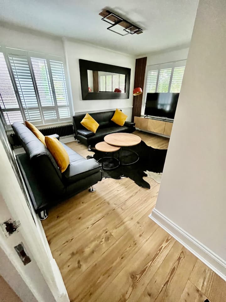 Beautifully Refurbished 3 Bed Flat,free Parking - London