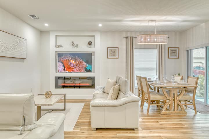 Honeycomb Haven: Dockside Fishing Near Ocean - Englewood, FL