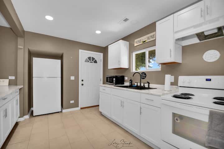 Retro 2br Apartment Near Navy Base And Casino - Waukegan