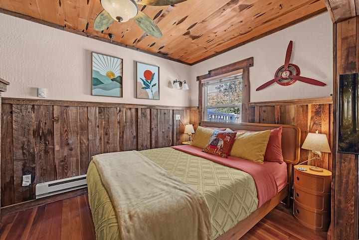 Retro 2 Bedroom Suite + Living Room & Kitchen Use - Placerville, CA