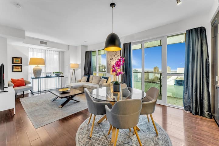 Luxe 2br+den (4beds) - Cn Tower View Condo - Toronto, ON