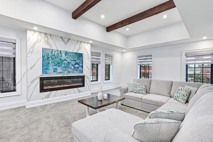 Spacious Apartment In Downtown Collingwood - Collingwood