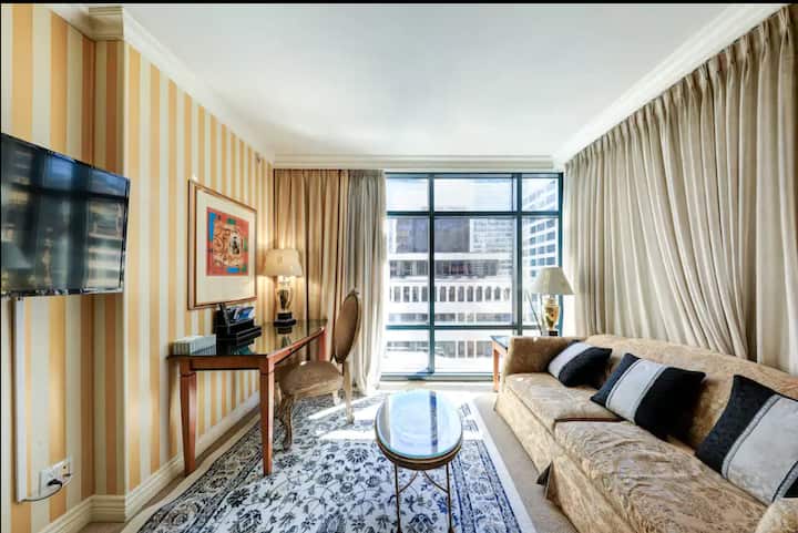 King Suite At Lesoleil Exclusive Suites Hotel - Vancouver