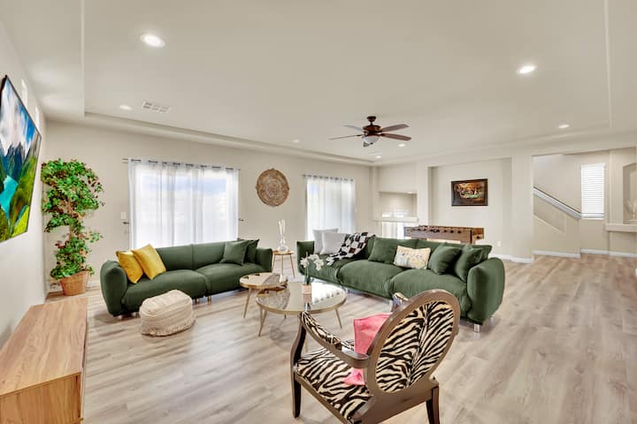 Wow ! 4000 Sqft Villa 2 Ensuite,2 Living Rooms! - Las Vegas