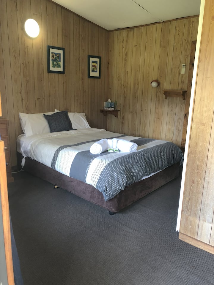 Cabin 3 - 1 X Qb & 2 X Bunk Beds - Mayfield Garden, Oberon