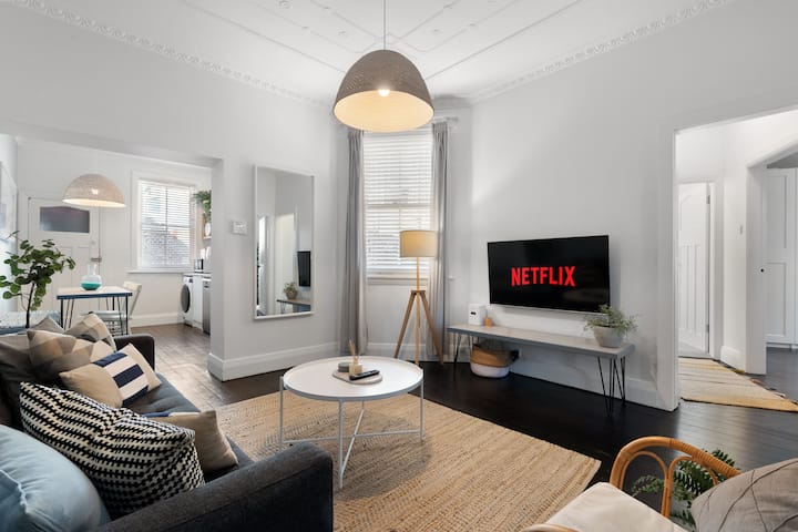 Chic 2br Apartment W/ Artful Touches In Bondi - Bondi Beach