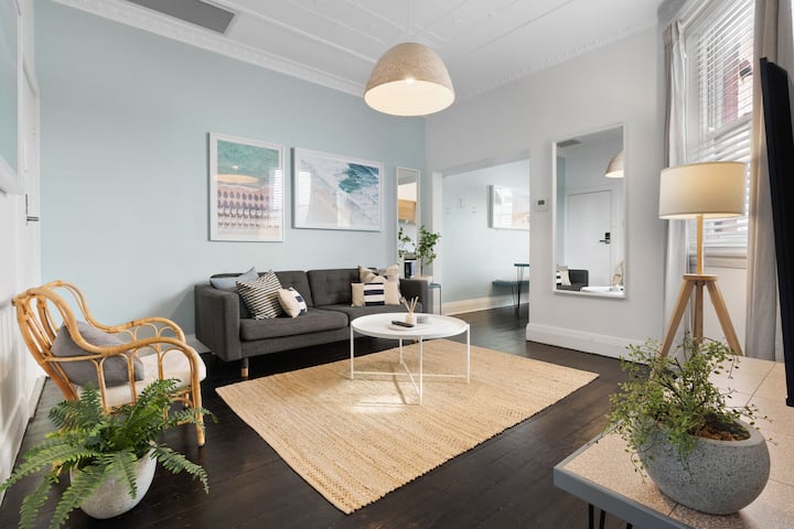 Chic 2br Apartment W/ Artful Touches In Bondi - Coogee