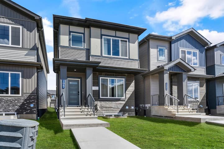 Luxe 5 Br|entire Home|sleeps 10| Garage|ac|nearwem - St. Albert