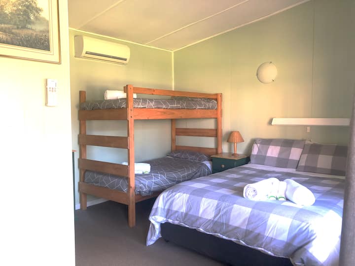 Cabin 4 - 1 X Qb & 1 X Bunk Bed - Mayfield Garden, Oberon