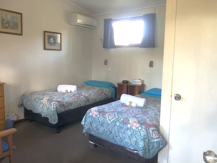Cabin 5  2 X Single Beds - Mayfield Garden, Oberon