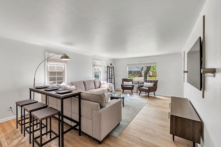 Centrally Located Spacious Home Near Lambeau! - Green Bay, WI