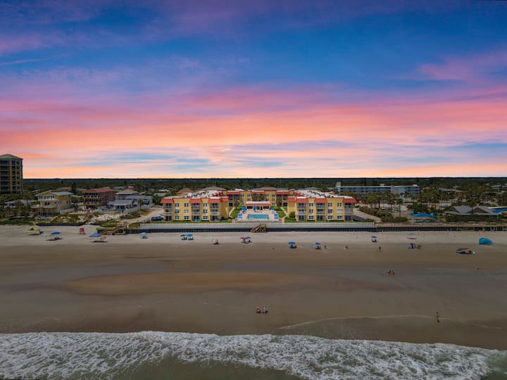 Beachfront Condo W/ Pool – Guest Favorite - New Smyrna Beach, FL
