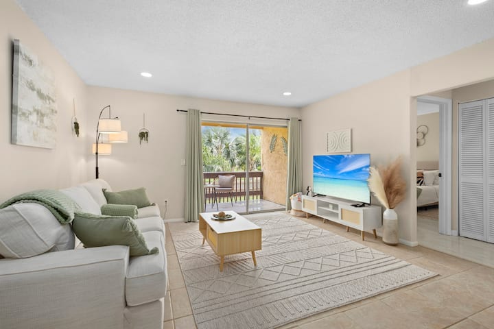 Boho Style  2/1 Condo+ Heated Pool, 6. Min Siesta - Sarasota, FL