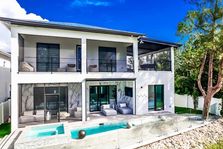 Luxurious Oasis: Heated Pool, 5mins To 5th & Beach - Naples, FL