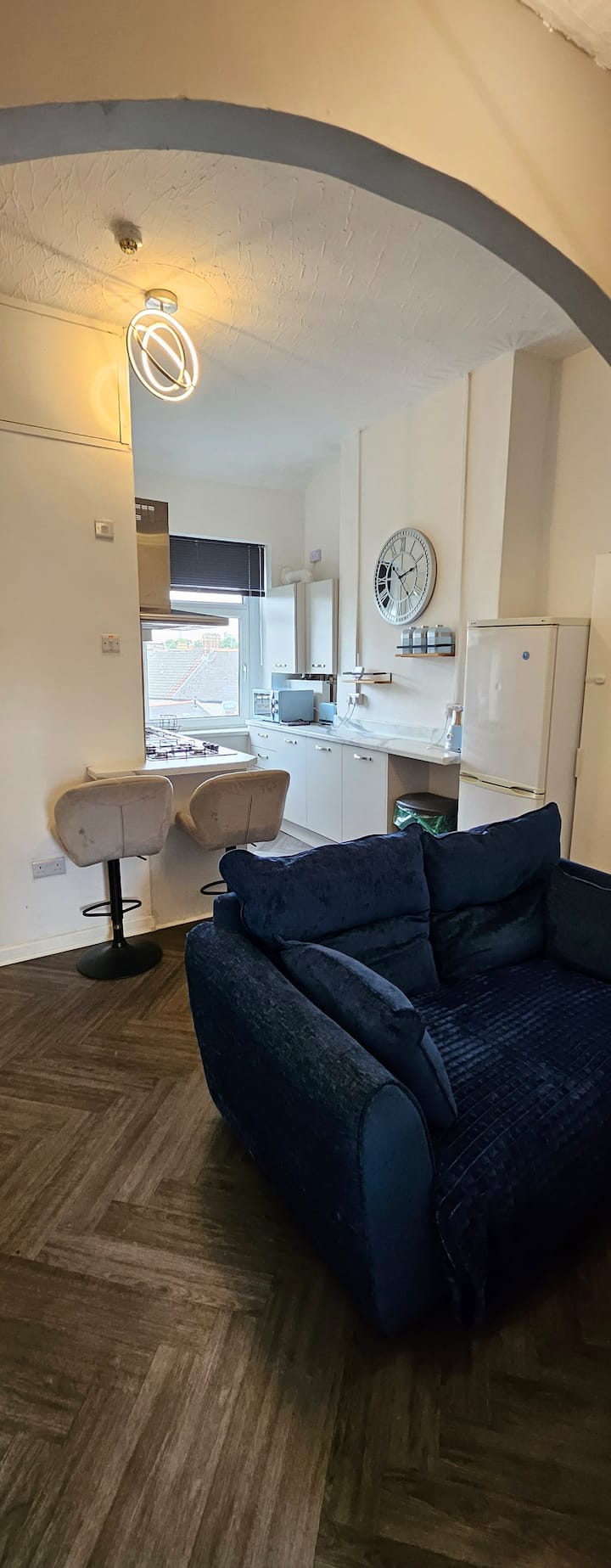 2 Bed 3rd Floor Apartment City Centre - Barry